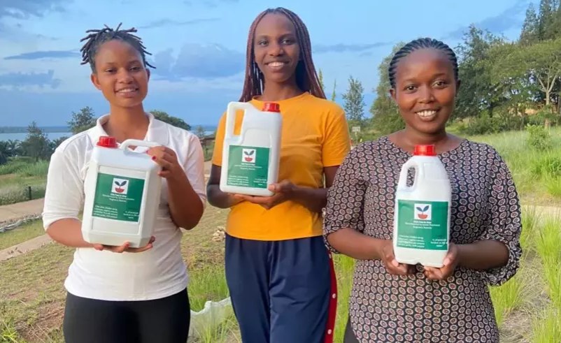 Rwanda: Undergraduate Student Recycling Plastic Bottles Into Bricks ...